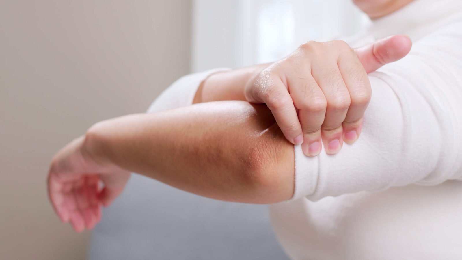 What Does A Sprained Elbow Look Like: Signs And Symptoms Explained ...